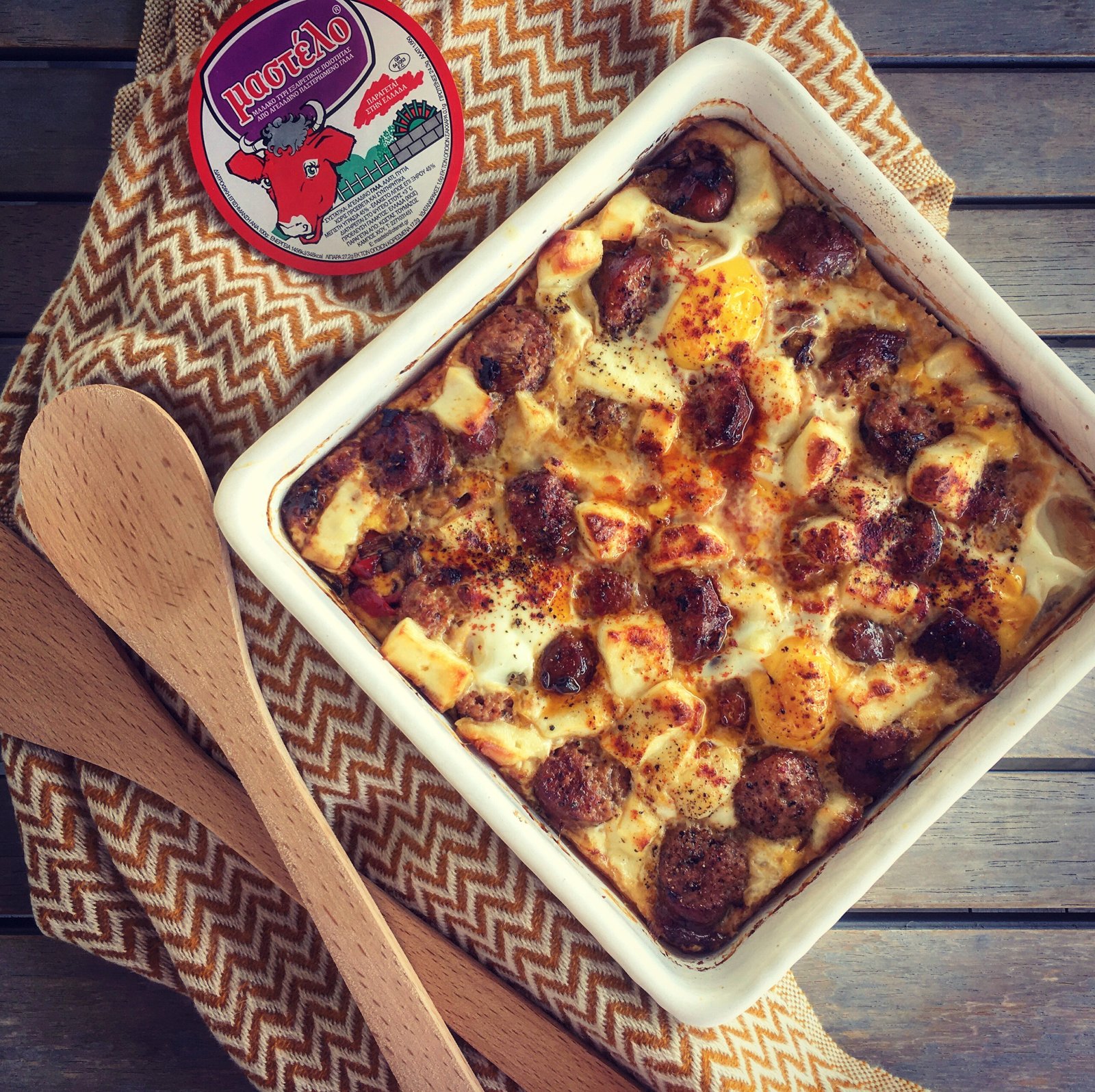 Χωριάτικα Λουκάνικα με Αυγά και Τυρί - faganoula.gr